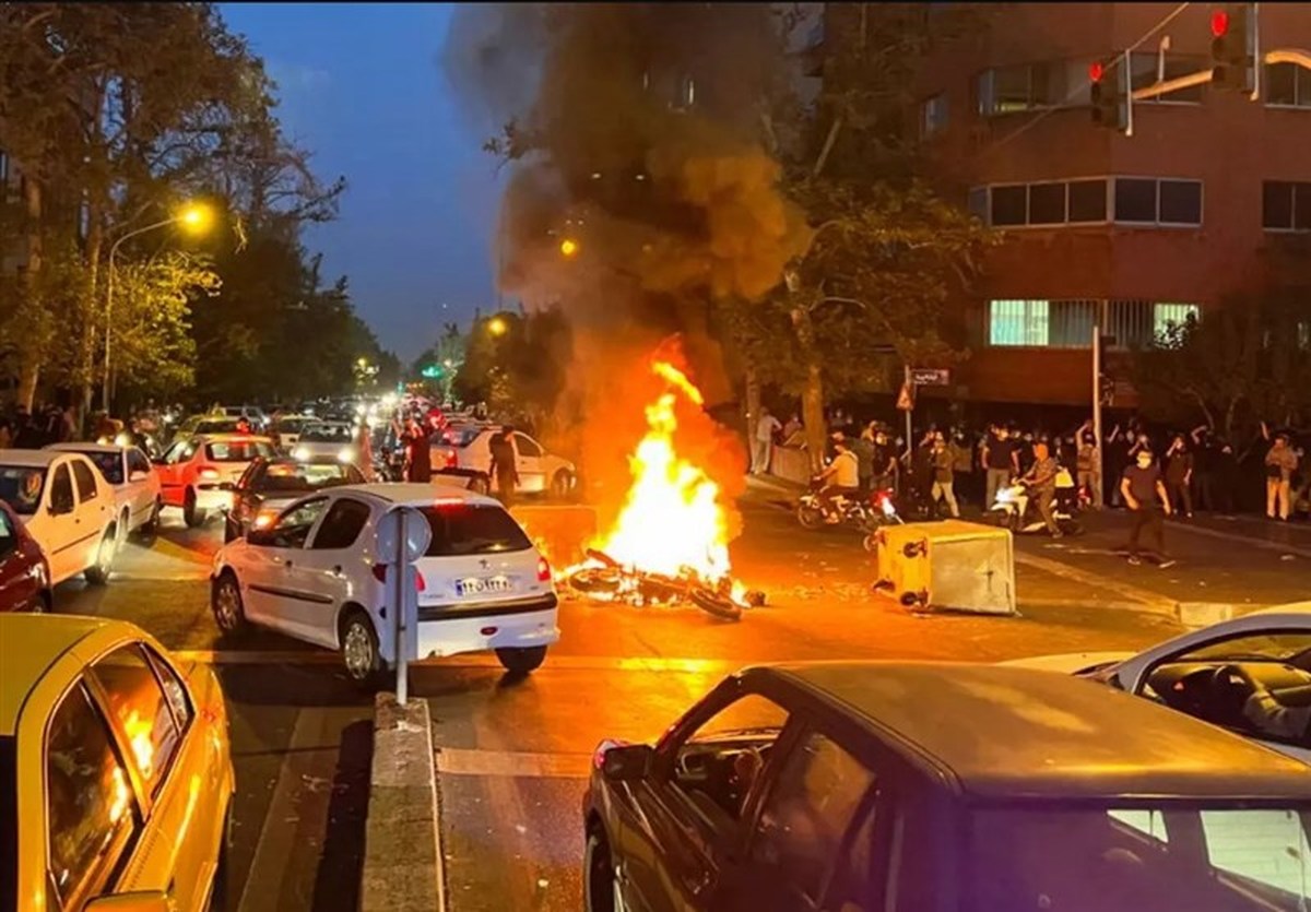 لحظهی آتش زدن ساختمان فرمانداری پاکدشت فیلم استخراجشده از گوشی یک